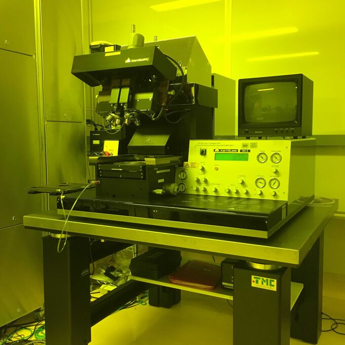 Contact Mask Aligners: MA6 & MA6/BA6 – The KNI Lab at Caltech